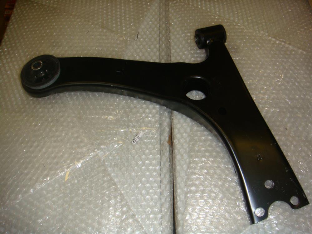 1064001111 Geely Рычаг передней подвески нижний правый