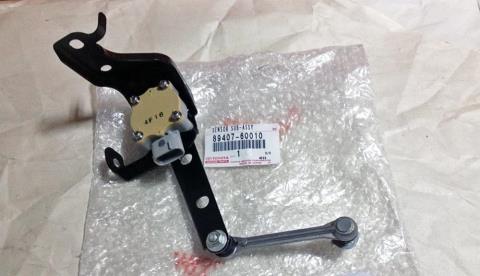 8651A095 Mitsubishi датчик уровня положения кузова передний