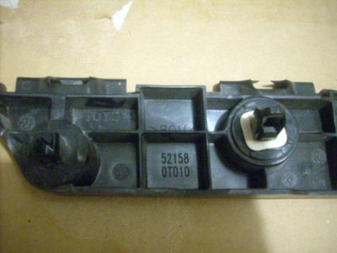 521580T010 Toyota кронштейн бампера заднего внешний левый