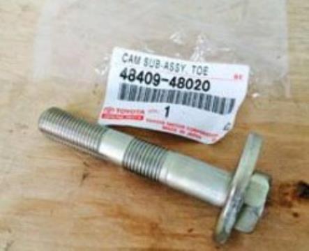 484090E010 Toyota болт крепления заднего развального рычага, внутренний