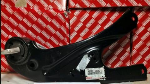4876048060 Toyota рычаг (тяга задней подвески продольный нижний правый)