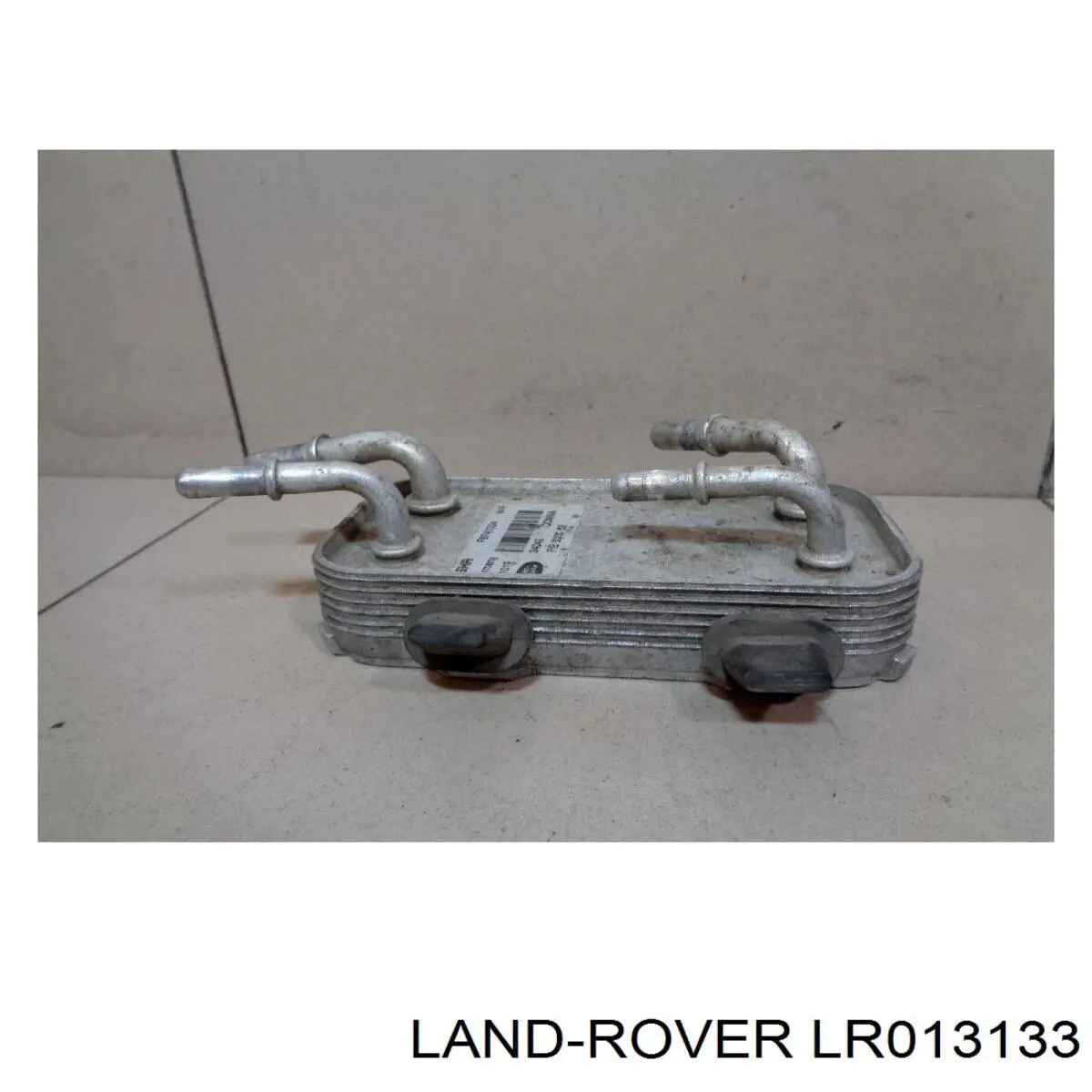 LR013133 Land Rover колектор випускной левий