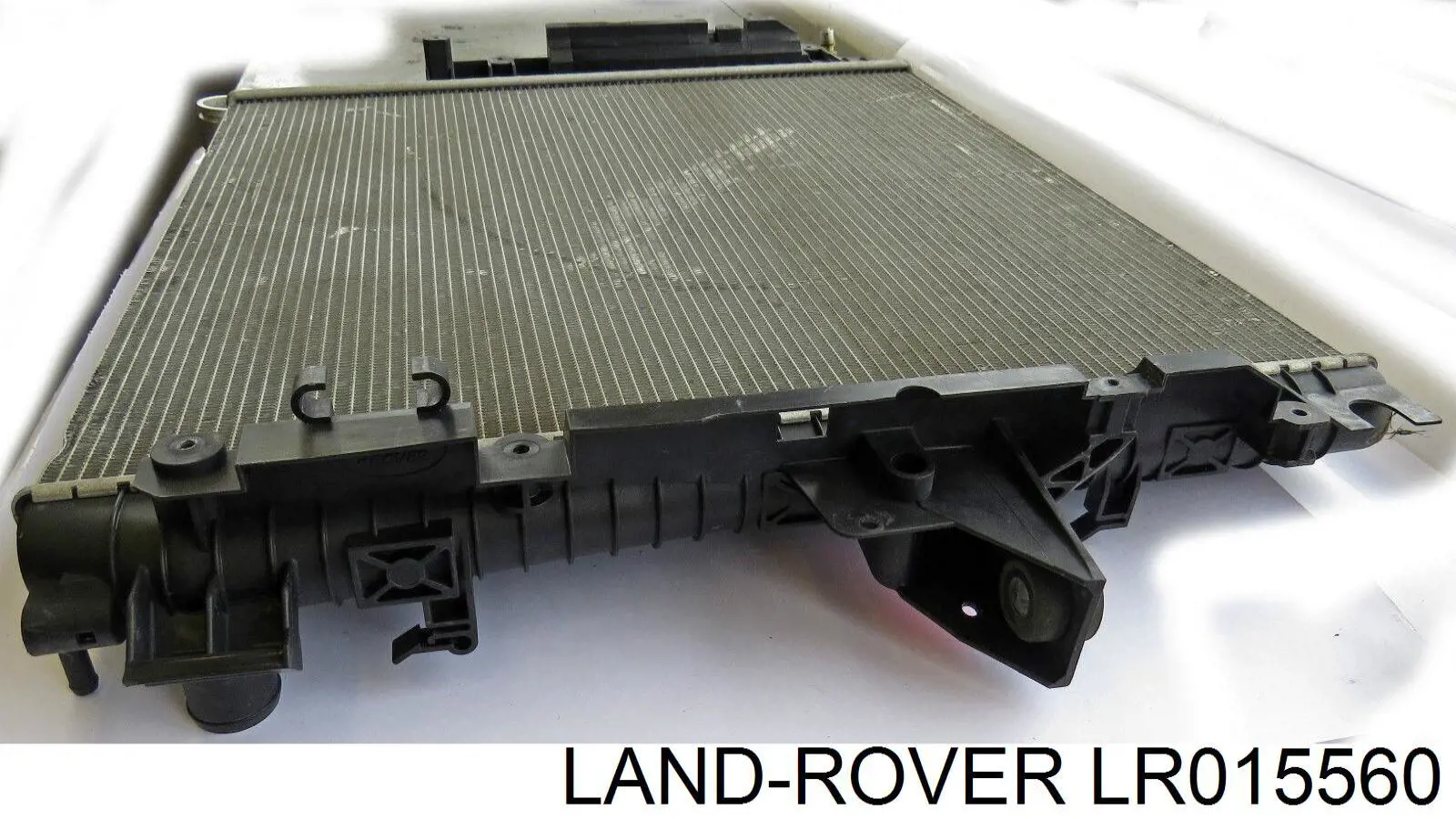 LR015560 Land Rover радиатор