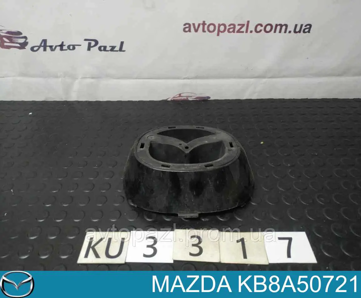 KB8A50721 Mazda Кронштейн эмблемы решетки радиатора