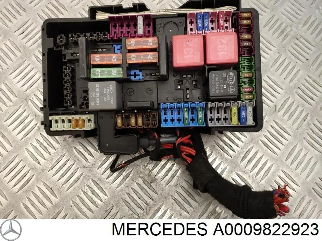 A0009822923 Mercedes реле
