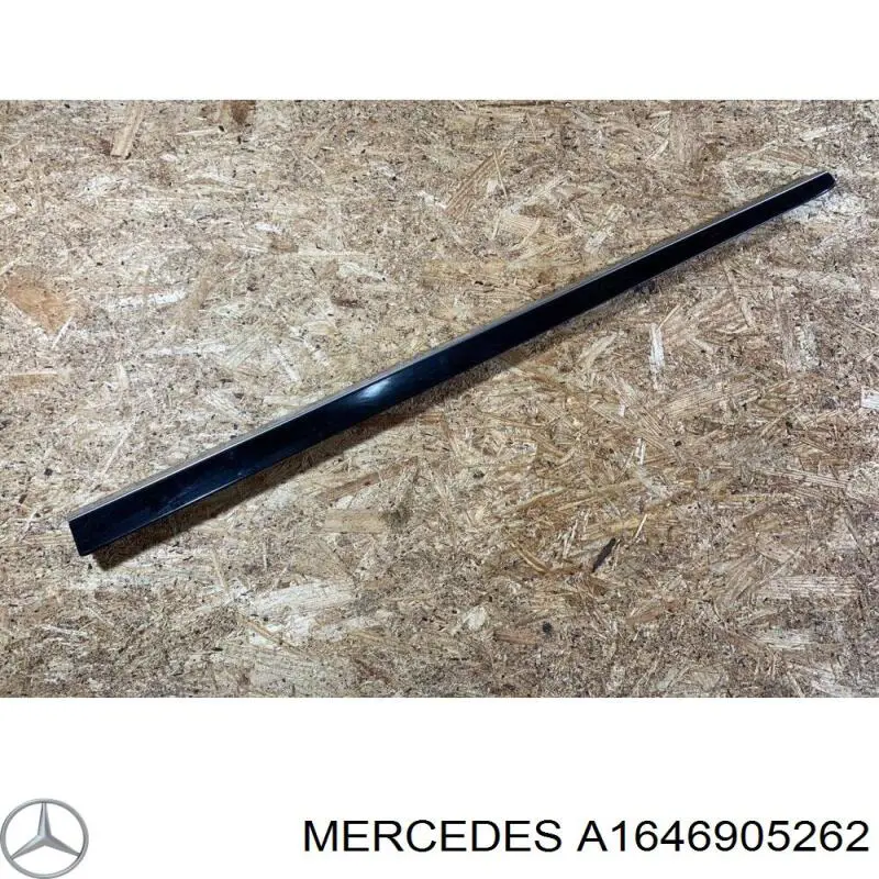A1646905262 Mercedes молдинг двери пер.пр., хром
