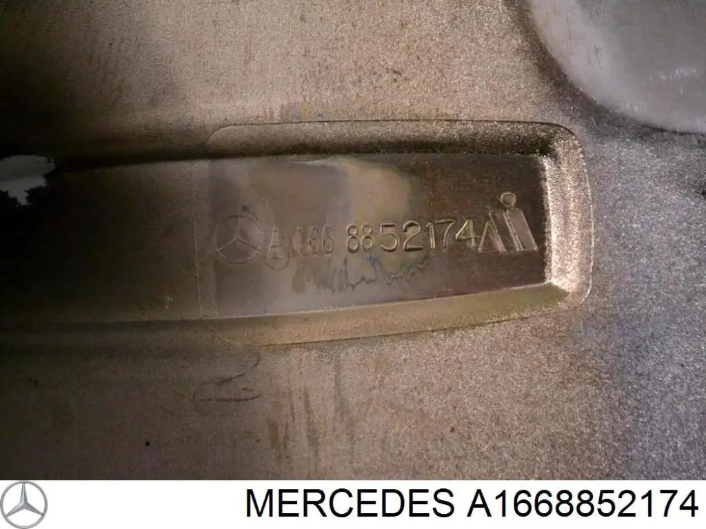 1668852174 Mercedes накладка хромированная верхняя бампера заднего