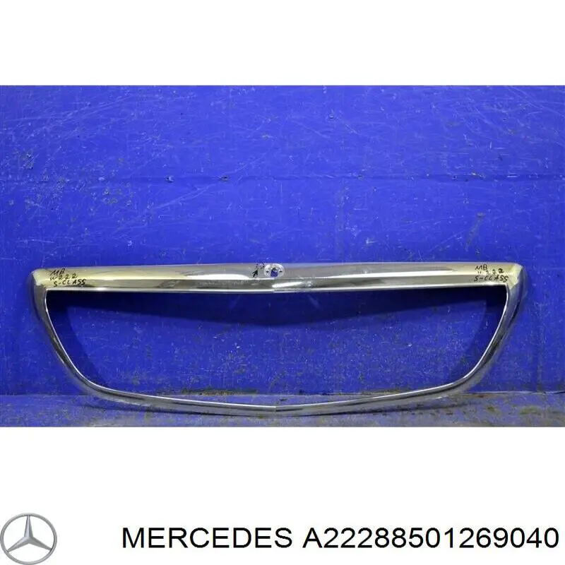 A22288501269040 Mercedes накладка решетки радиатора