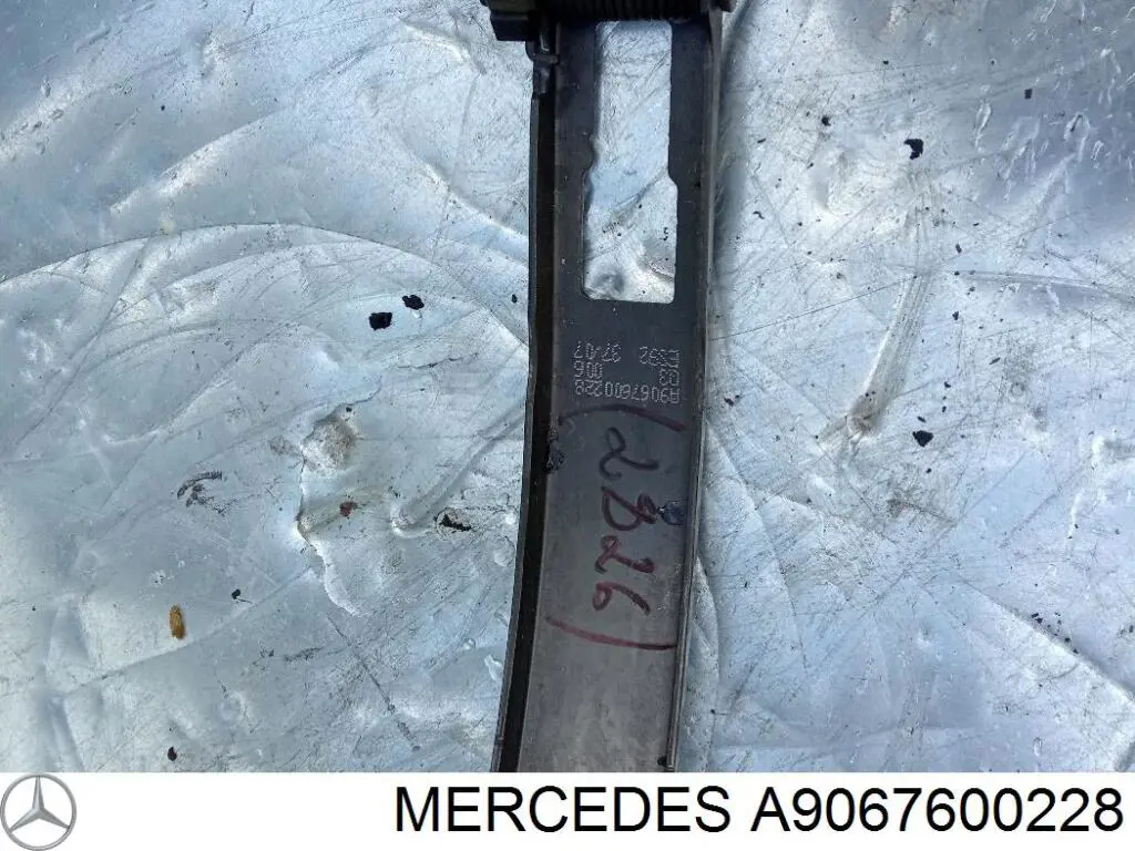 A9067600228 Mercedes | Ограничитель открывания двери багажного отсека ...