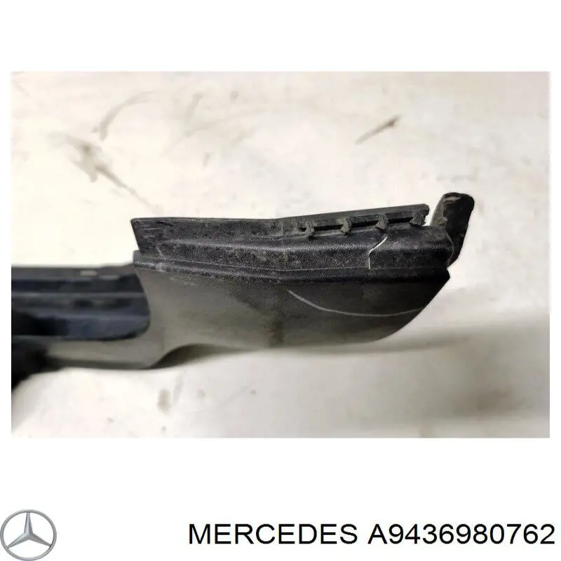 A9436980762 Mercedes уплотнитель стекла двери передней внешний (планка)