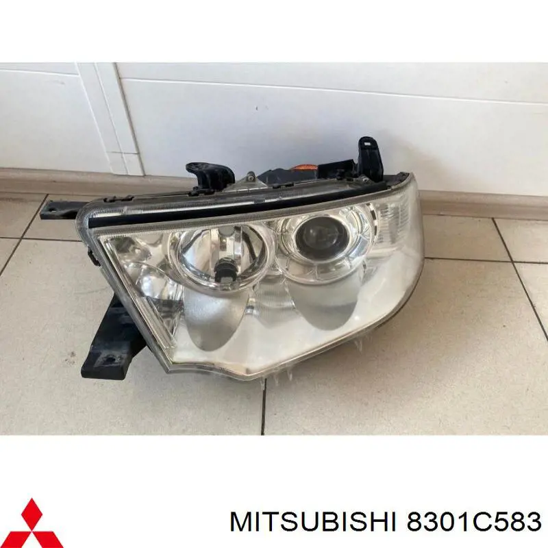8301C583 Mitsubishi фара левая