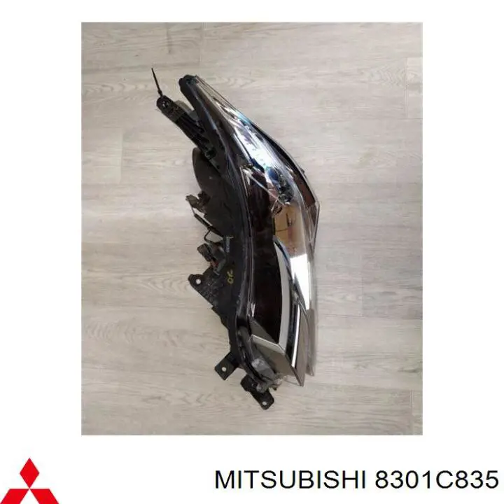 8301C835 Mitsubishi фара левая
