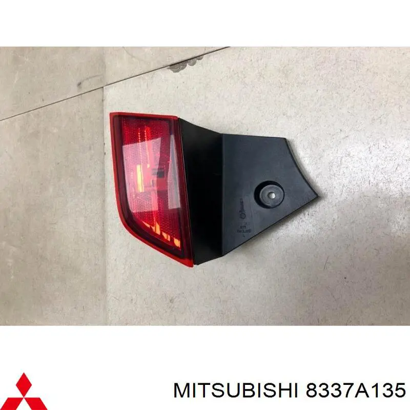 8337A135 Mitsubishi Катафот (отражатель) заднего бампера левый