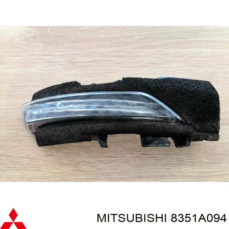 8351A094 Mitsubishi Указатель поворота зеркала правый
