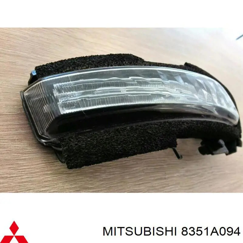 8351A094 Mitsubishi Указатель поворота зеркала правый
