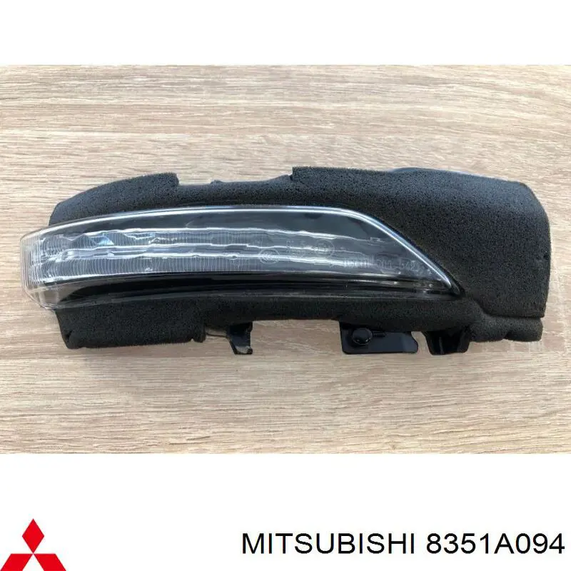 8351A094 Mitsubishi Указатель поворота зеркала правый