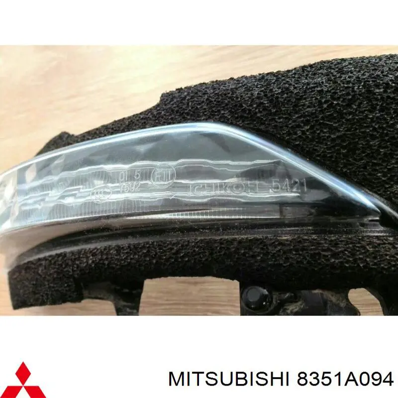 8351A094 Mitsubishi Указатель поворота зеркала правый