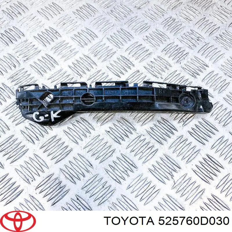 525760D030 Toyota левый кронштейн заднего бампера