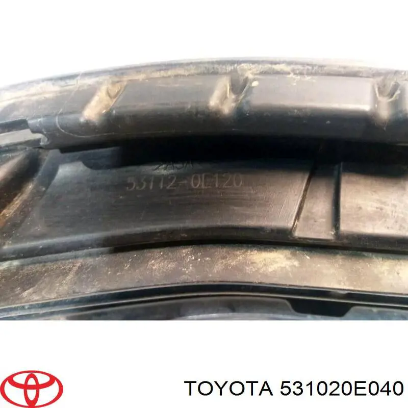 531020E040 Toyota Решетка бампера переднего центральная