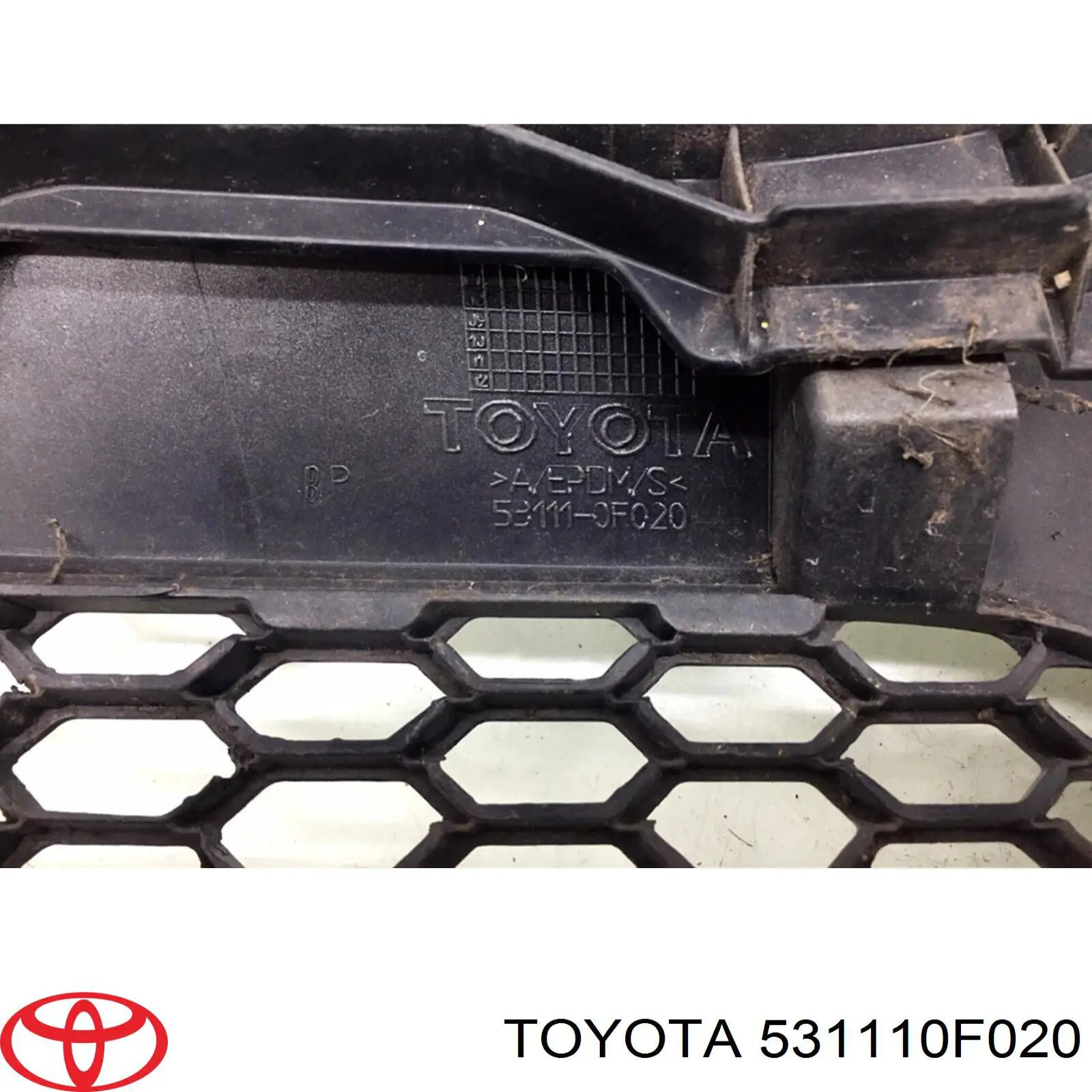 531110F020 Toyota решетка радиатора