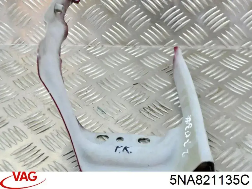 5NA821135C VAG Кронштейн крепления крыла переднего левого передний