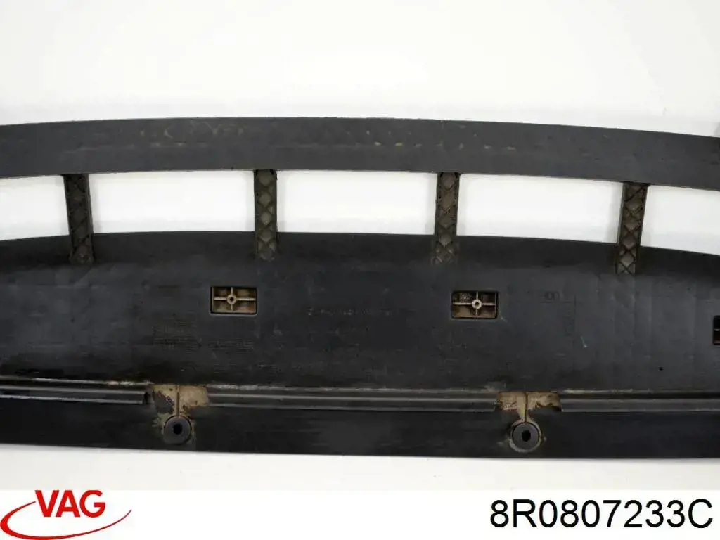 8R0807233C VAG защита бампера переднего