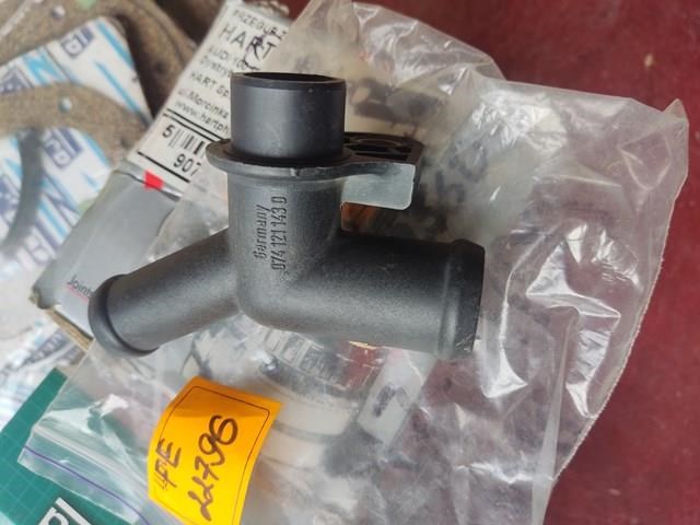 074121143D VAG фланец системы охлаждения (тройник)