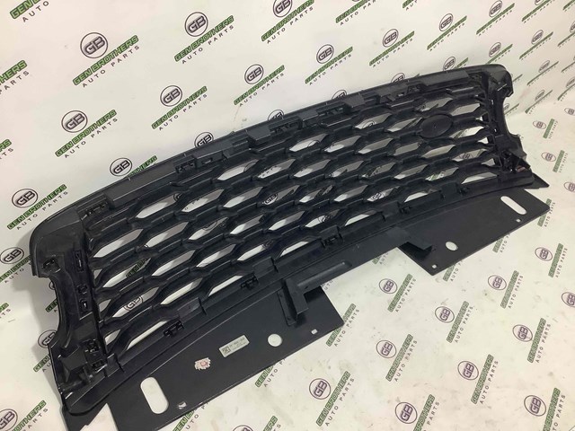 LR046749 Land Rover решетка радиатора