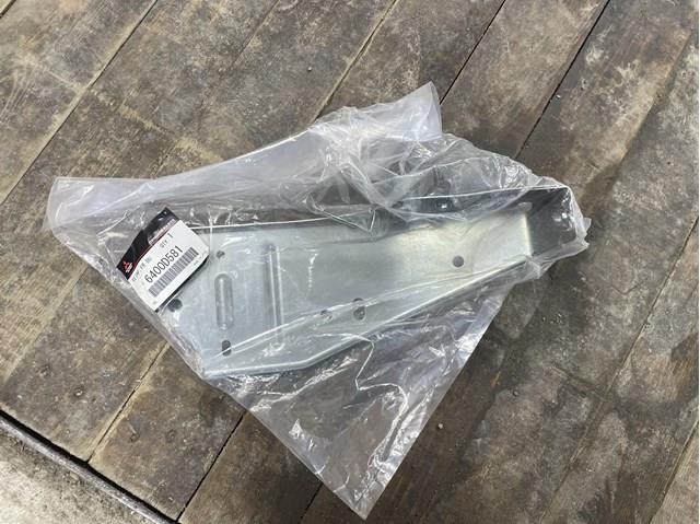 6400D581 Mitsubishi усилитель бампера переднего