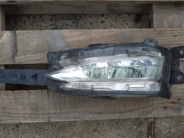 8121078010 Toyota правая противотуманная фара