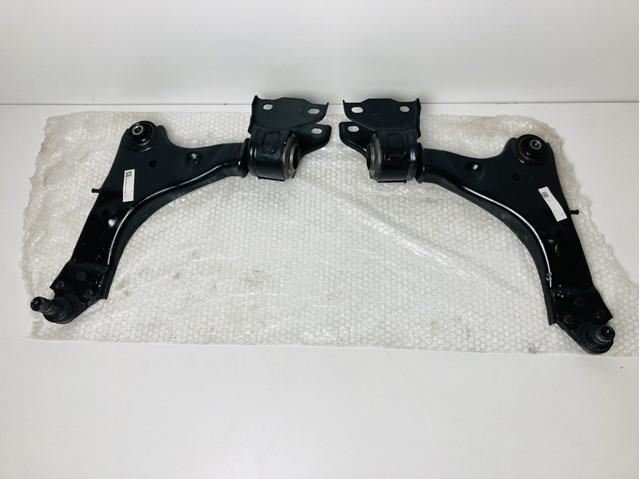 LR086107 Land Rover рычаг передней подвески нижний правый