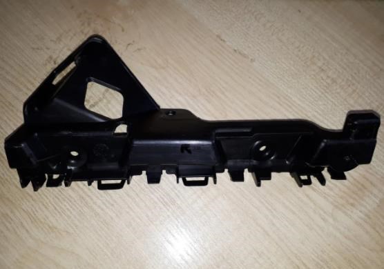 622204446R Renault (RVI) кронштейн бампера переднего правый