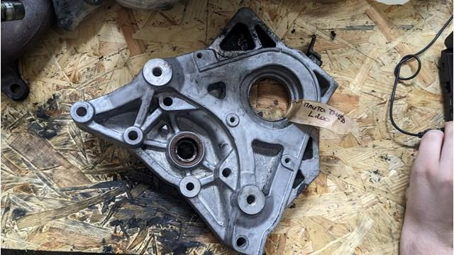 1064A032 Mitsubishi кришка двигуна передня (метал.)