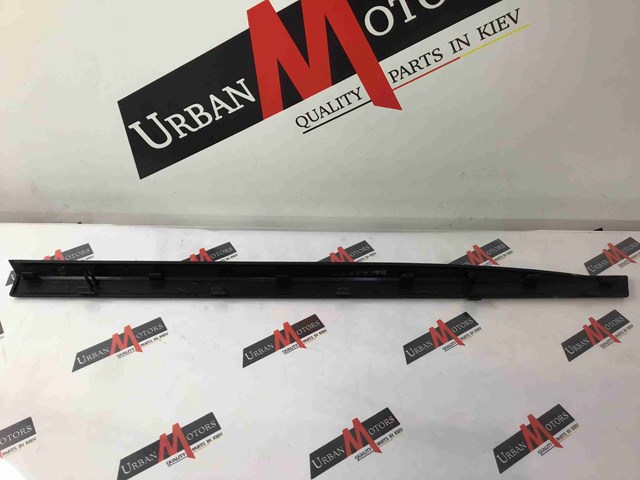 LR038857 Land Rover молдинг двери задней (rh )