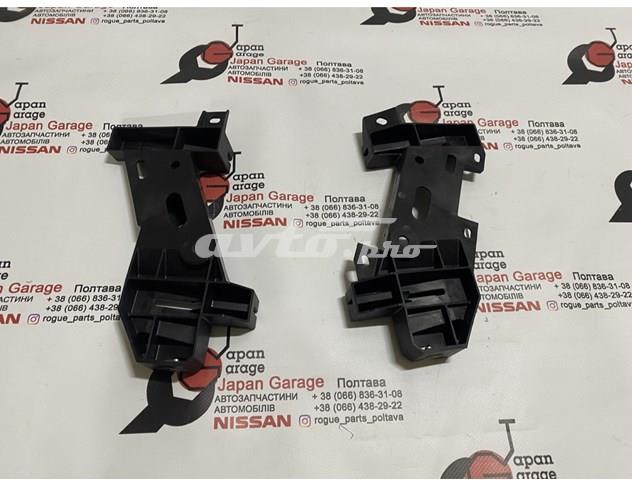 625641CA0A Nissan кронштейн (адаптер крепления фары передней правой)