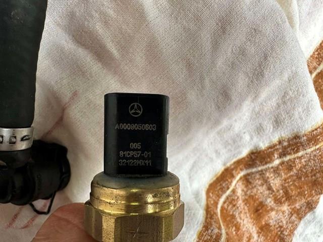 A0009050603 Mercedes датчик тиску палива