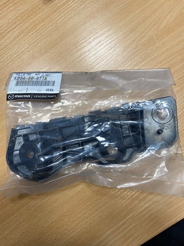 KB8A500T1A Mazda кронштейн бампера переднего правый