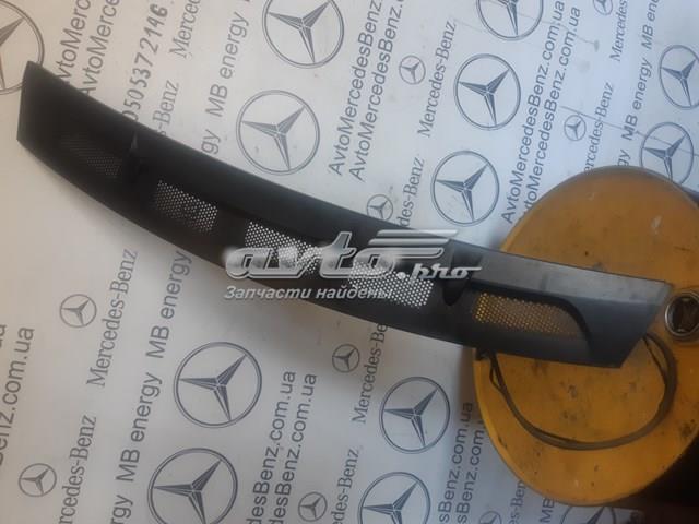 A1698360018 Mercedes решетка капота
