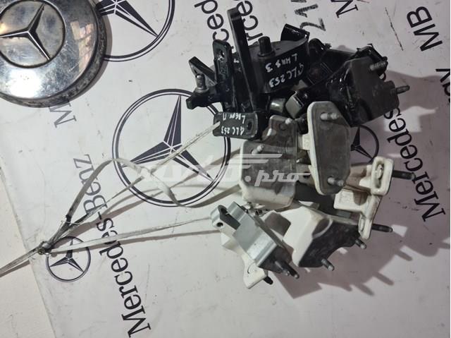 A2057200737 Mercedes mercedes шарнирная петля двери снизу слева