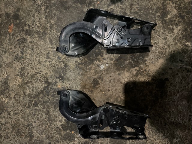 A2138800228 Mercedes петля капоту