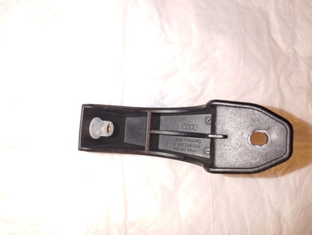 8R0807333A VAG кронштейн бампера переднего