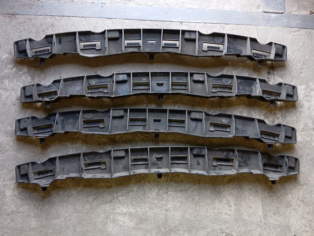 850420008R Renault (RVI) кронштейн бампера заднего центральный