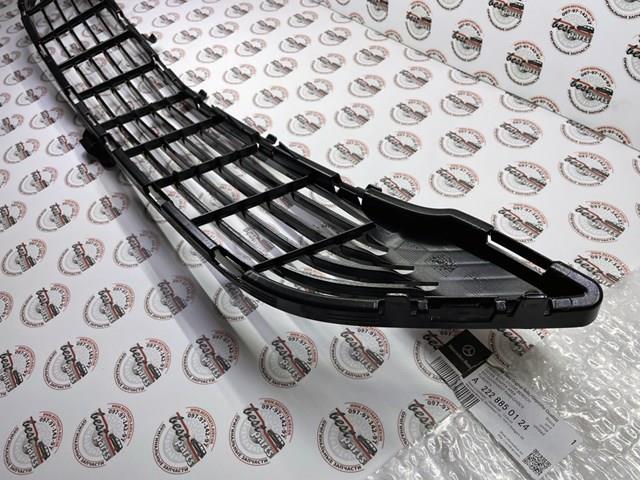 2228850124 Mercedes решетка бампера переднего центральная