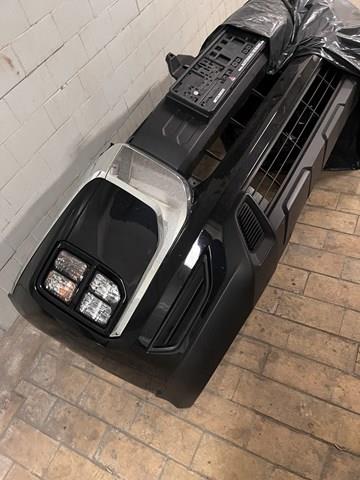 62022W060P Mitsubishi бампер передний