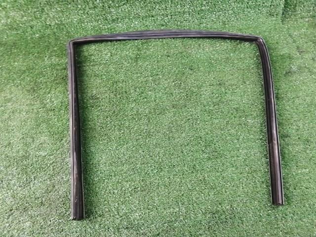 2117350825 Mercedes уплотнитель стекла задний правый mercedes w211