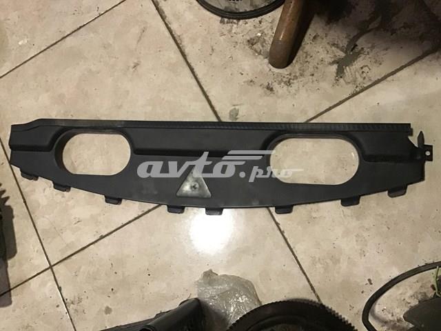 51647326554 BMW накладка диффузора радиатора верхняя