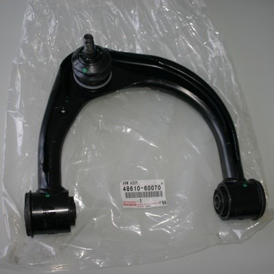 4861060070 Toyota рычаг передней подвески верхний правый