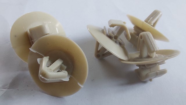 7703077421 Renault (RVI) пистон (клип крепления молдинга двери)