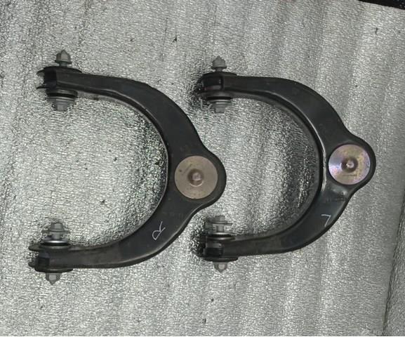 68282328AA Chrysler Рычаг передней подвески верхний правый