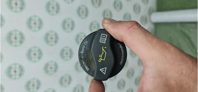 A0000101685 Mercedes крышка маслозаливной горловины